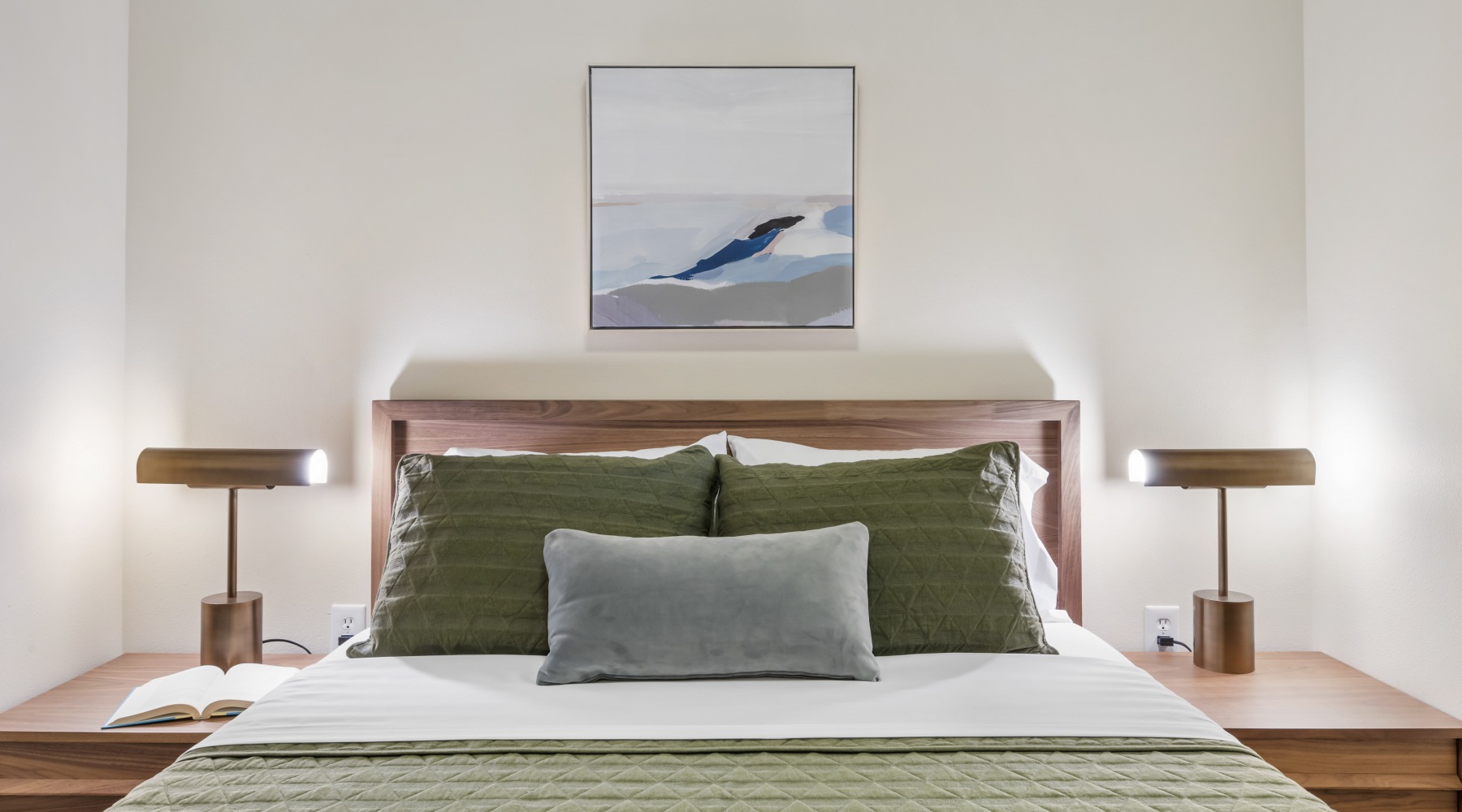 Thornton Place is a pet-friendly apartment community in Seattle, WA